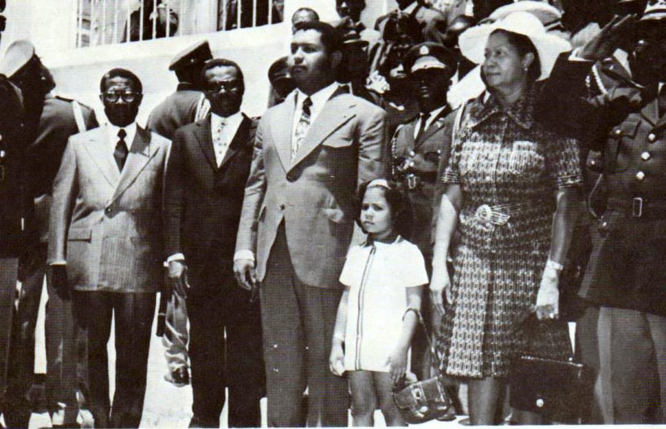 Photo: Luc Désir, Luckner Cambronne (apparemment), Jn. Claude Duvalier ...