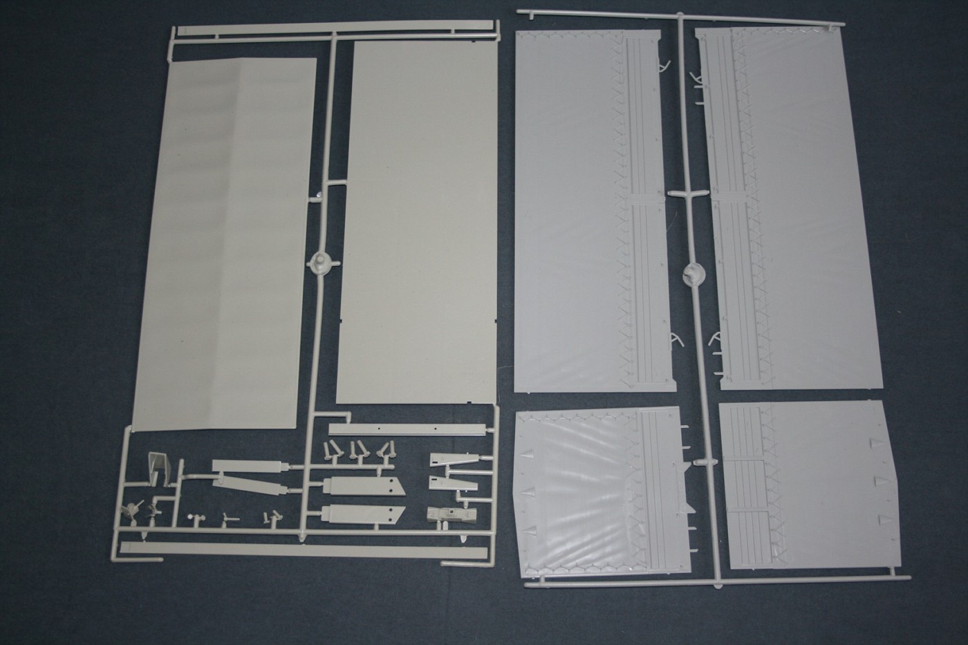 Photo: 7439 contents 2 | 07439 DAF 3300 and trailer Revell 1-24 album ...